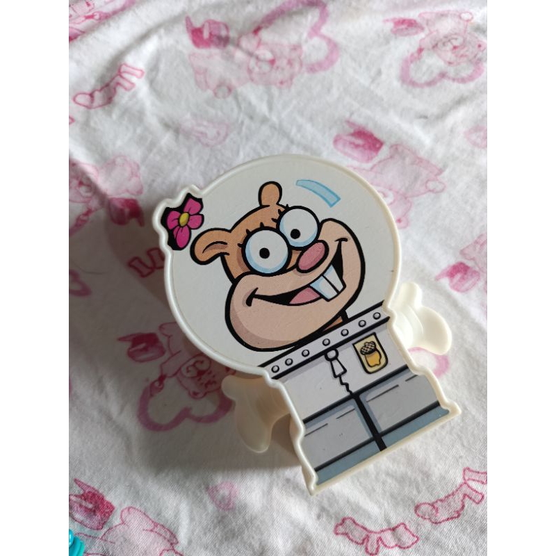 Sandy Bochechas (Sandy Cheeks, no original),um esquilo voador ...