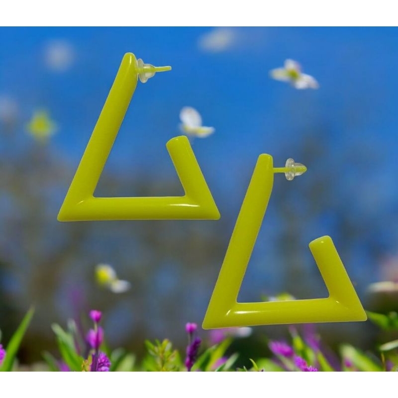 Brinco triângulo de Plástico Antialérgico ( Amarelo Leon) | Shopee Brasil