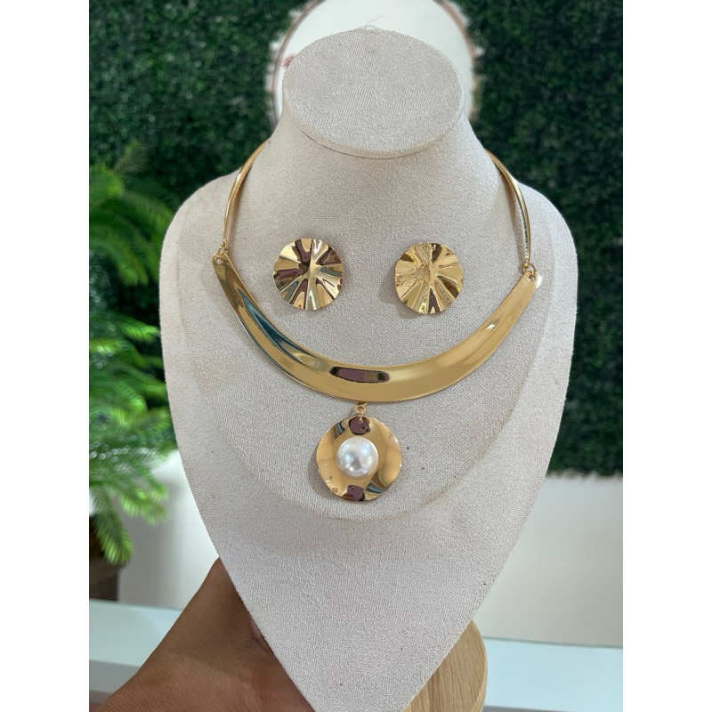 kit composto por Choker e brinco orgânico.Pecas banhadas no ouro 18 k ...