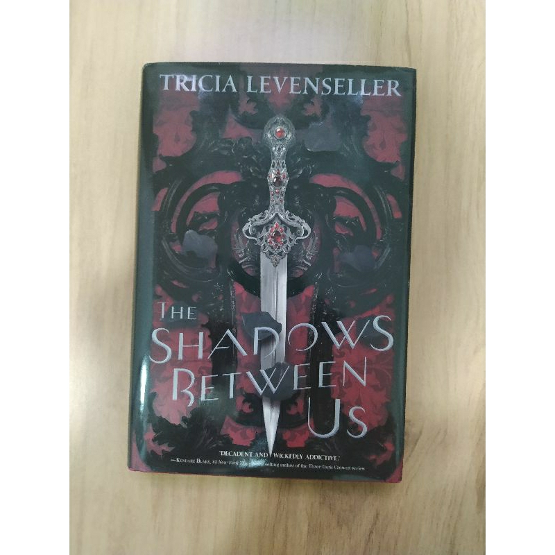 Livro The shadows between us- Livro importado | Shopee Brasil