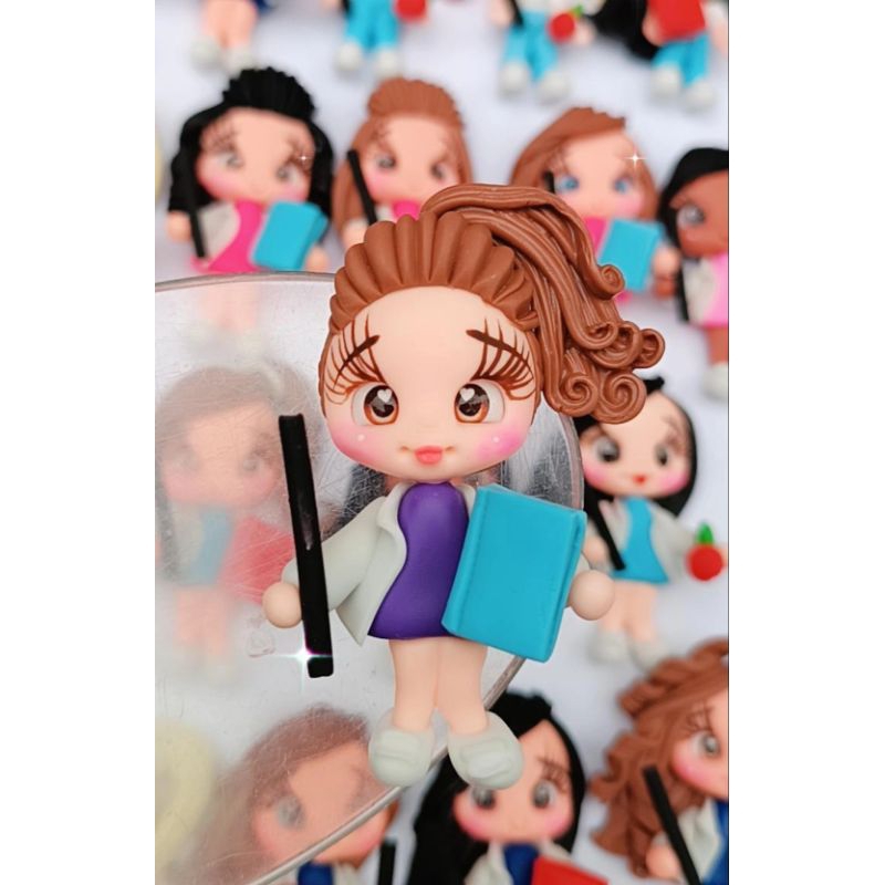 Boneca em biscuit professora castanha vestido roxo | Shopee Brasil