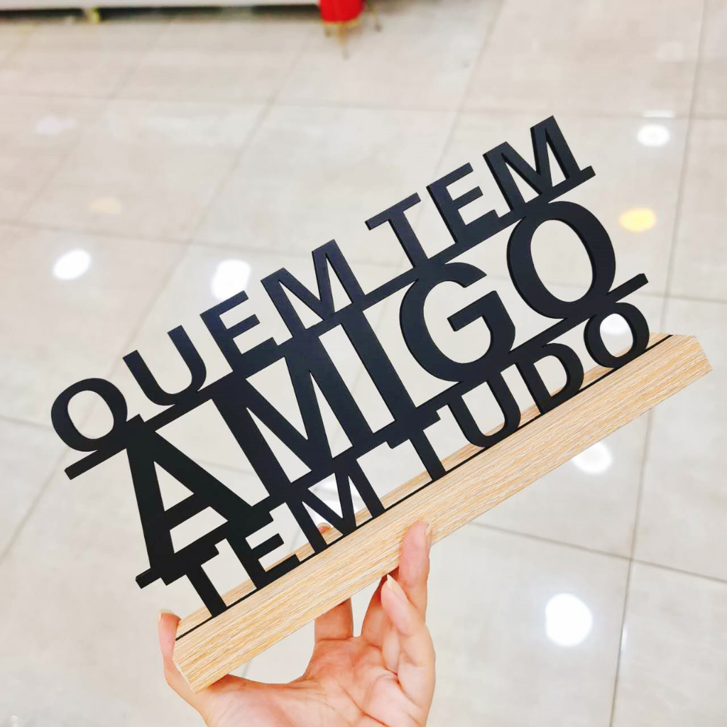Enfeite De Mesa Palavra Decorativa Em Mdf Frase "QUEM TEM AMIGO TEM ...