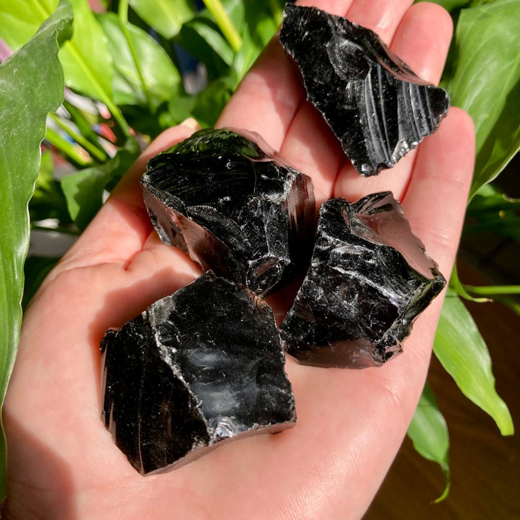 Pedra Natural Bruta Obsidiana Negra - Pedra neutralizadora de energias negativas | Shopee Brasil