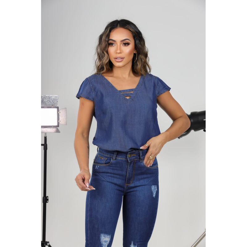 blusa de manga feminina jeans com detalhe V em tiras na gola canoa ...