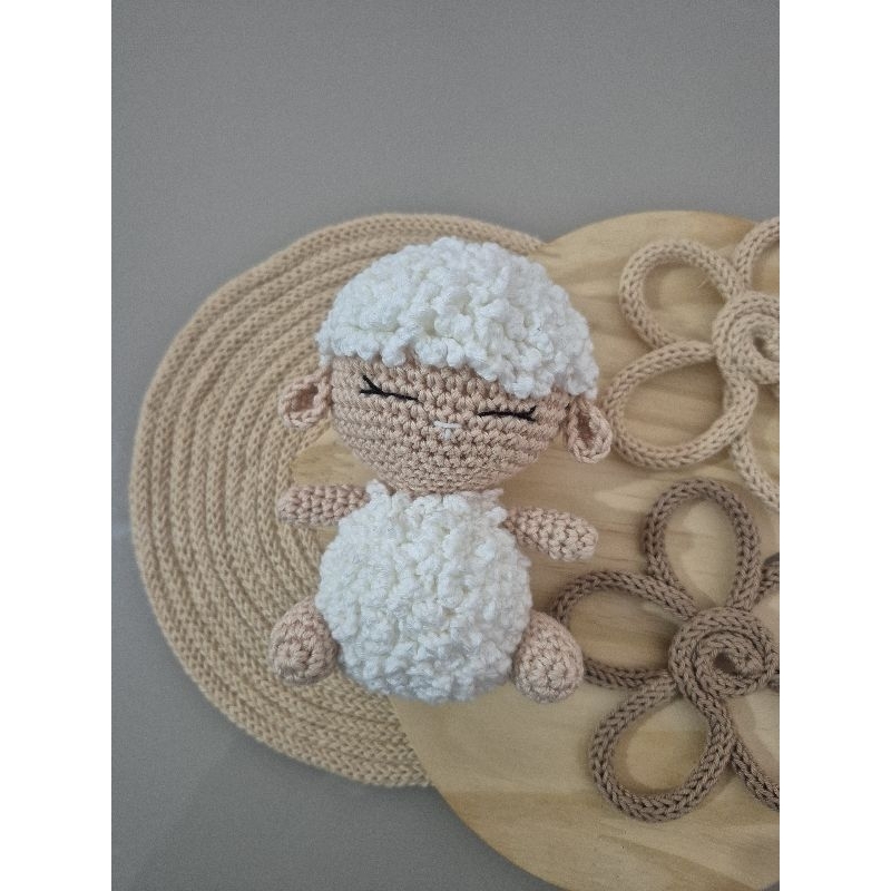 Mini ovelha em amigurumi | Shopee Brasil