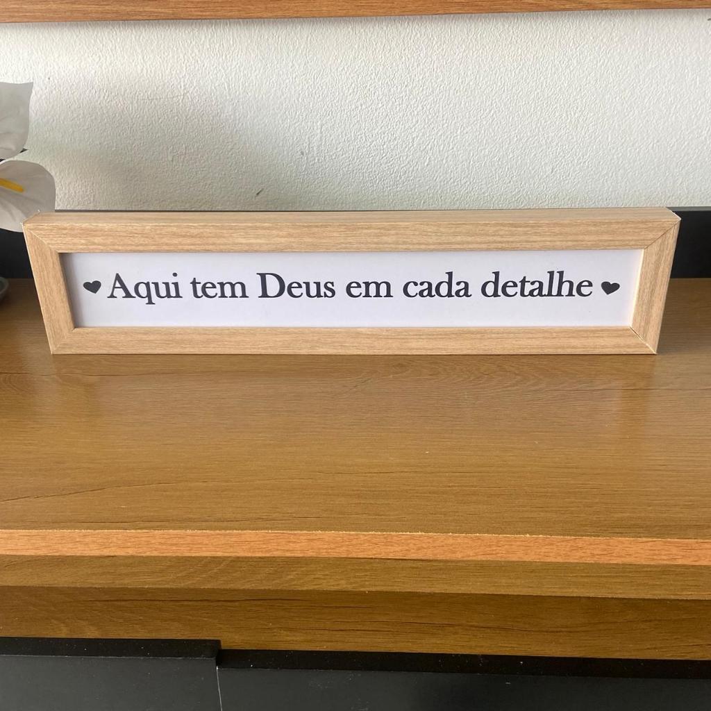 Quadrinho 40X10 AQUI TEM DEUS EM CADA DETALHE (Letra diferente) para ...