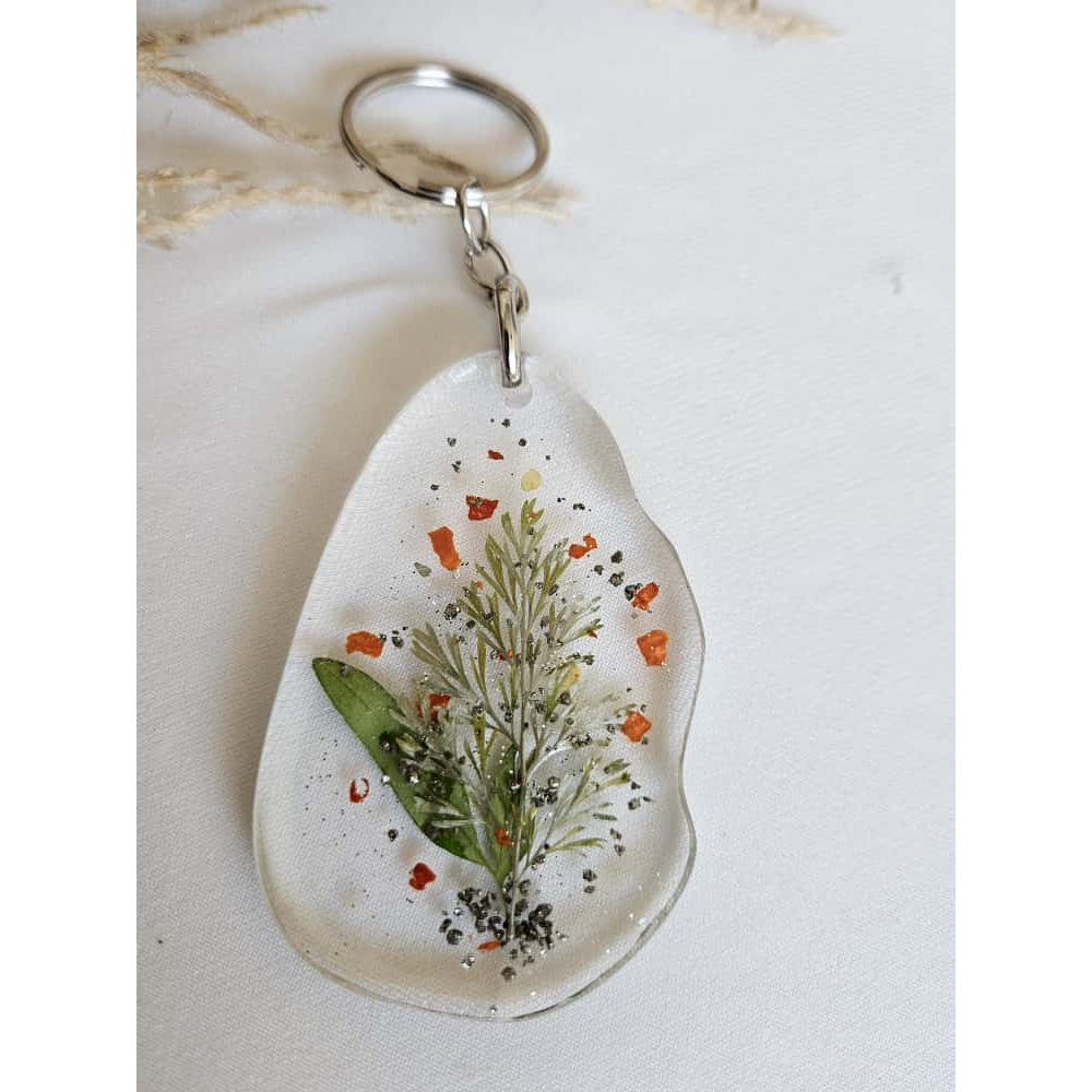 Chaveiro amuleto em resina com arruda, pimenta e pedra pirita. | Shopee ...