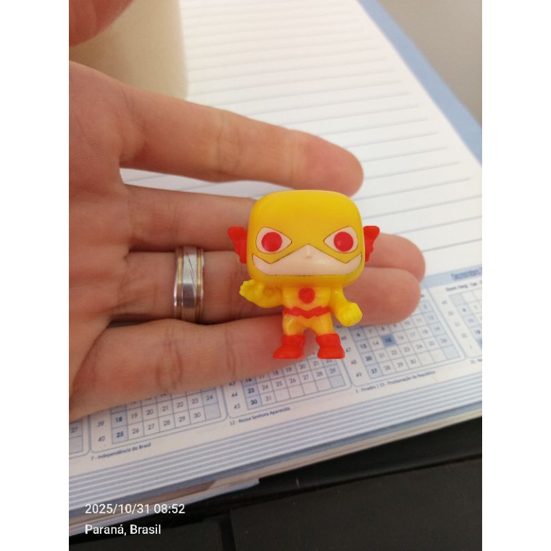 bonequinho flash miniatura coleção Kinder ovo | Shopee Brasil