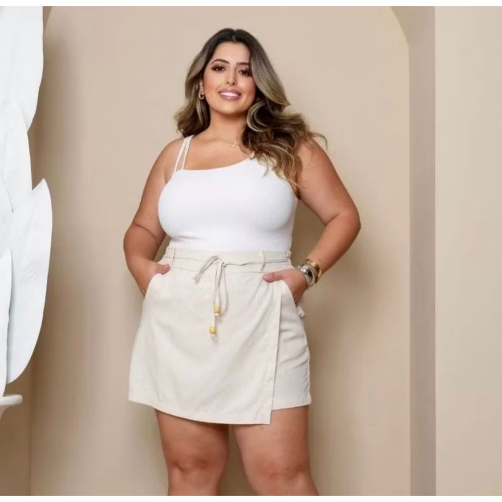 SHORT SAIA PLUS SIZE EM LIHNO PREMIUM. CINTURA ALTA COM BOLSOS E CINTO ...