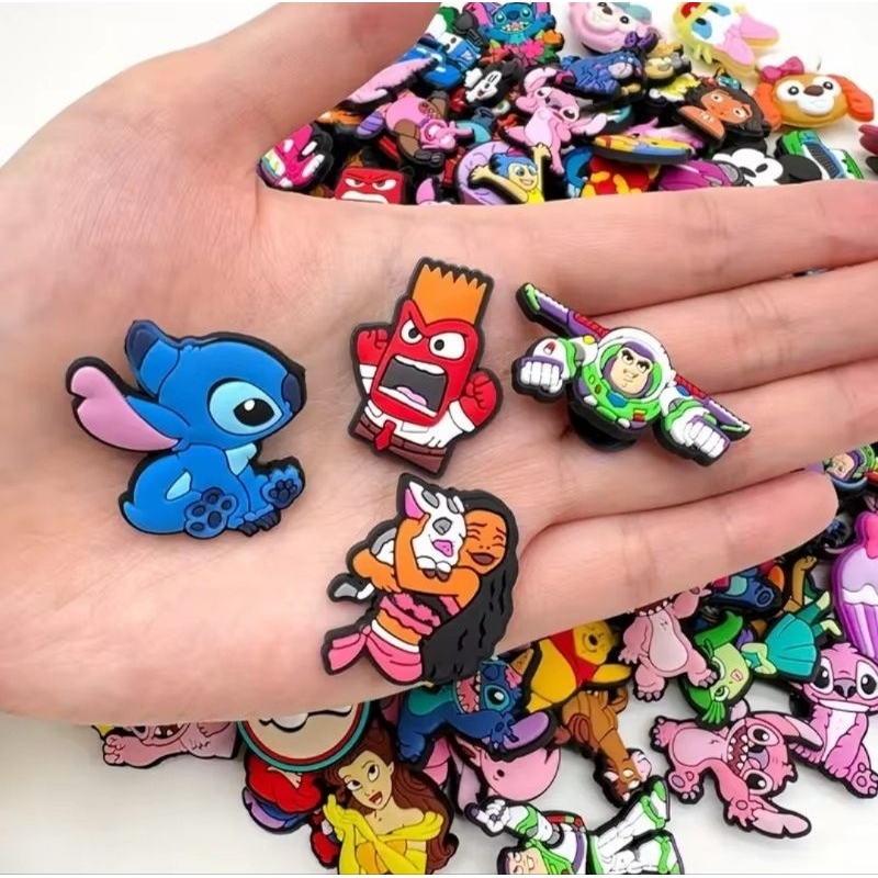 Kit 6 Cartoons Pins Botons Mundo Disney para Croc Babuche - Envio ...