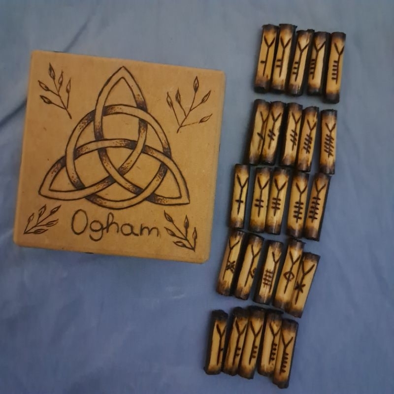 Jogo de Ogham / ogam celta druida pirografado artesanal em pinus ...