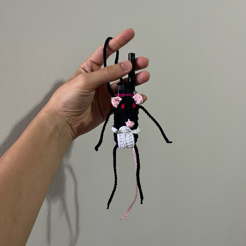 porta isqueiro de crochê em formato de rato na cor preto | Shopee Brasil