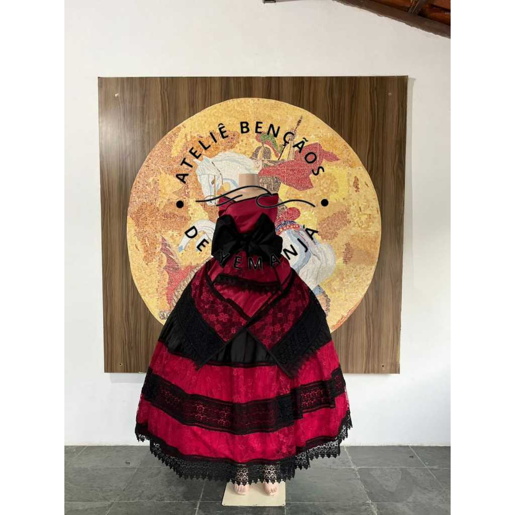 Roupa maria padilha preta e vermelha em renda (saia, pano de cabeça e ...