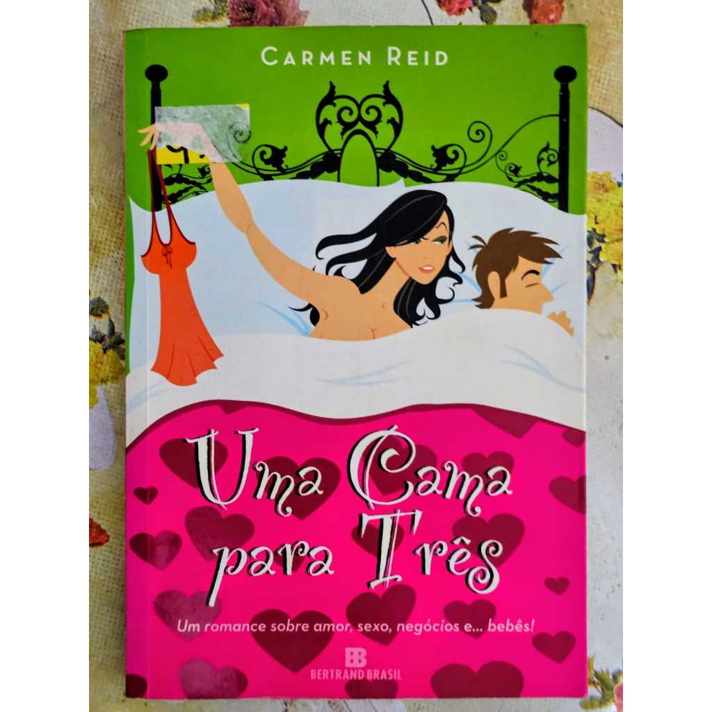 Uma cama para três de Carmen Reid | Shopee Brasil