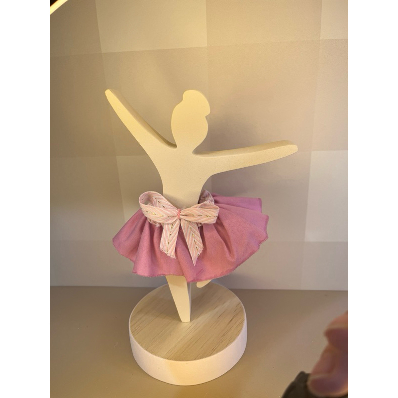 Enfeite bailarina, feito em madeira pinus, dando um toque de charme e ...