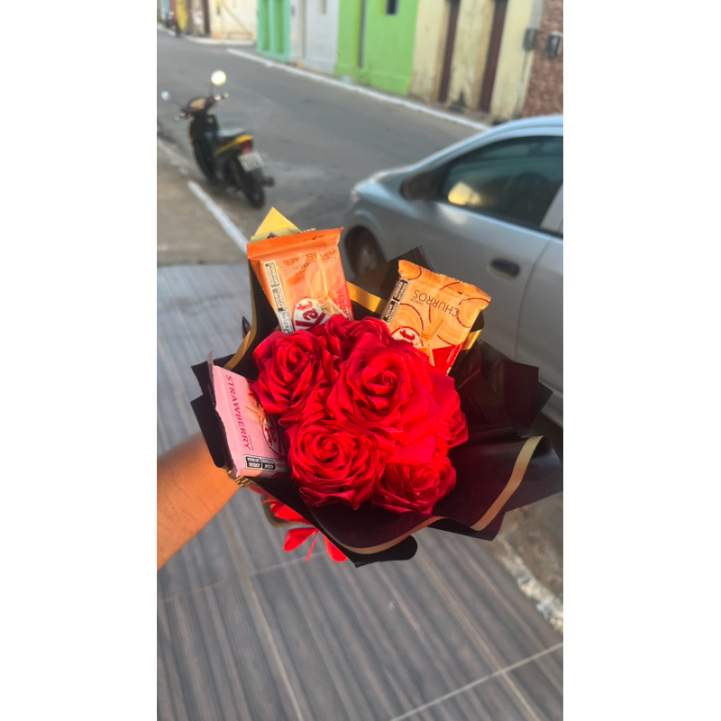buquê de cetim 6 flores com 3 kit kat | Shopee Brasil
