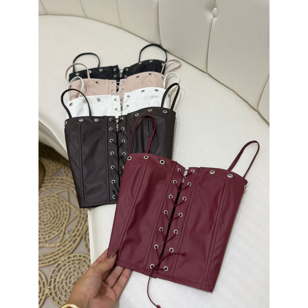Corselet Safira em Couro Fake com ilhós brilhante blusa cropped com ...