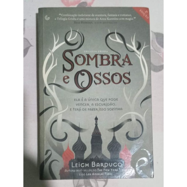 Livro Sombra e Ossos - Leigh Bardugo | Shopee Brasil