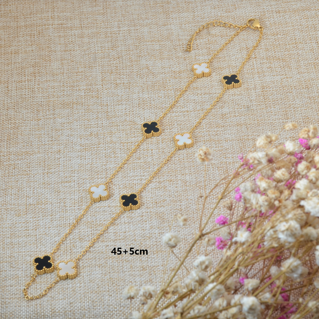 Colar de flor de quatro folhas de concha branca de fatias pretas da ...