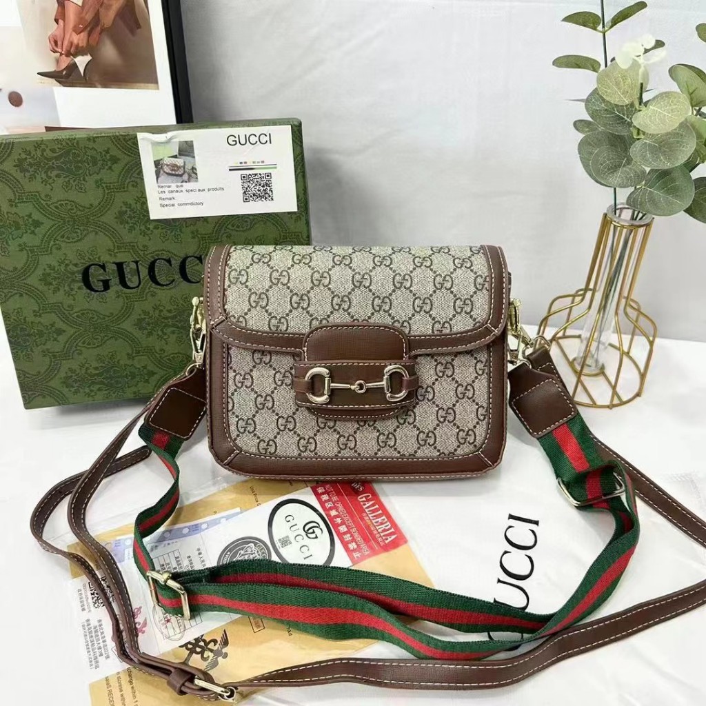 GUCCI Bolsa Medieval de couro de vaca Medieval Pequena bolsa quadrada ...