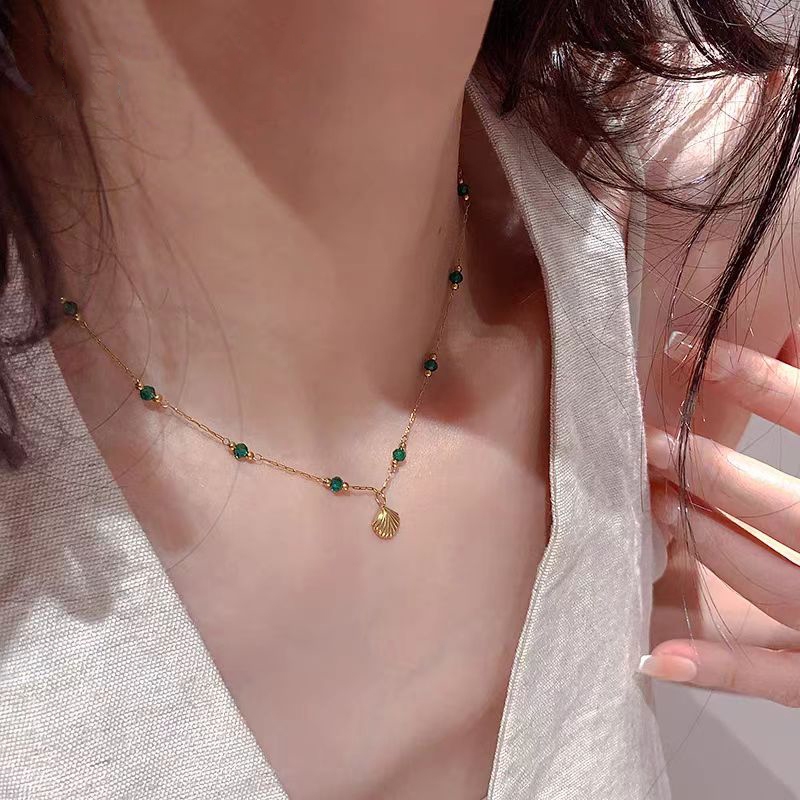 Colar de concha de cristal verde retrô de aço de titânio brilhante ...