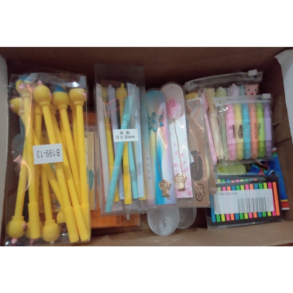 Caixa com diversos itens de papelaria - Kit papelaria / Material ...