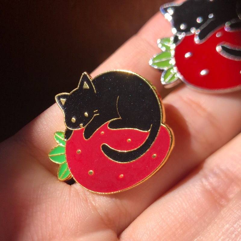 Pin Gato Morango | Broche fofo black cat strawberry preto dourado prata ...