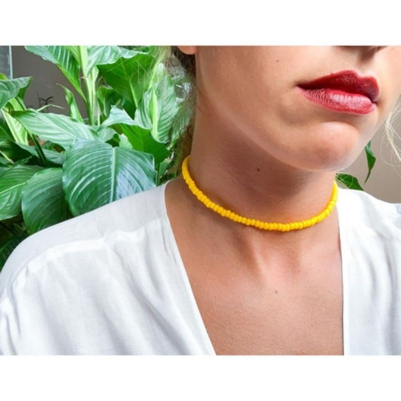 colar de missangas na cor amarelo estilo choker / fio de silicone ...