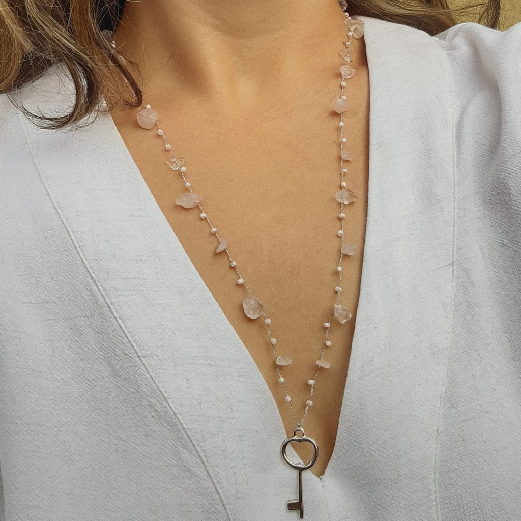 colar pedra natural quartzo rosa, pedrinhas rosas e pingente de chave ...