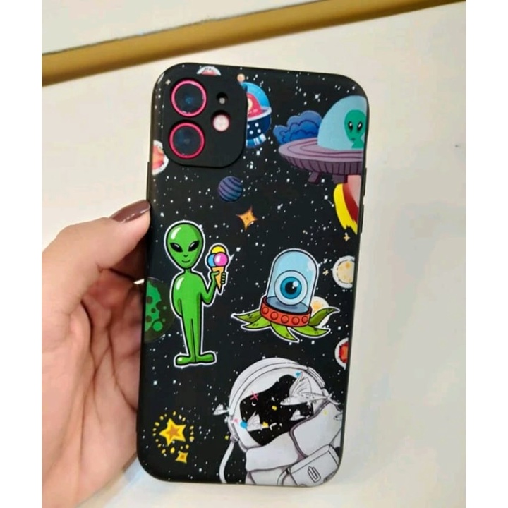 Case iPhone 12 Cartoon Spaceman and Alien - Faz a Boa!
