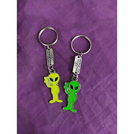 Chaveiro Alien ET Metálico Extraterrestre paz e amor | Shopee Brasil