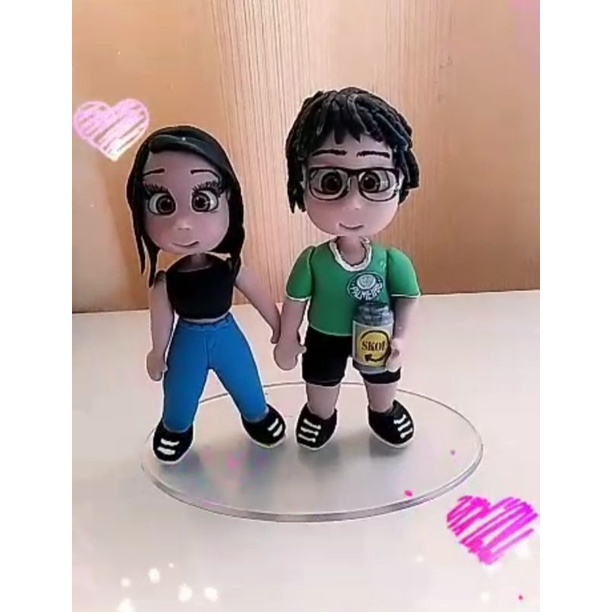 Bonecos personalizados casal com as características da pessoa e camisa ...