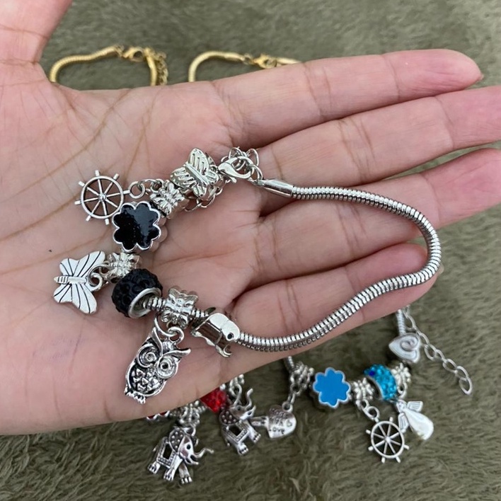 Pulseira Pandora Feminina Prata e Dourada c/ Berloques variados Cores ...