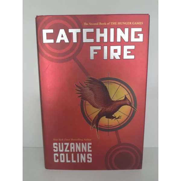 Livro Catching Fire - Suzanne Collins (inglês/ capa dura) | Shopee Brasil