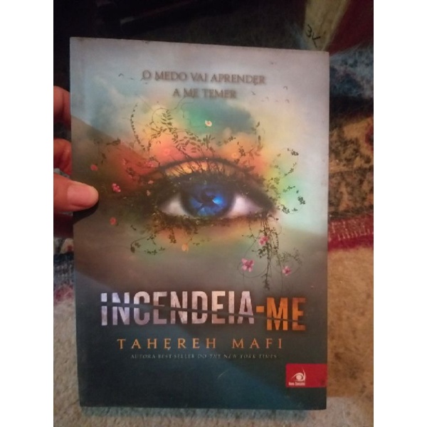 Livro Incendeia-Me - Tahereh Mafi | Shopee Brasil