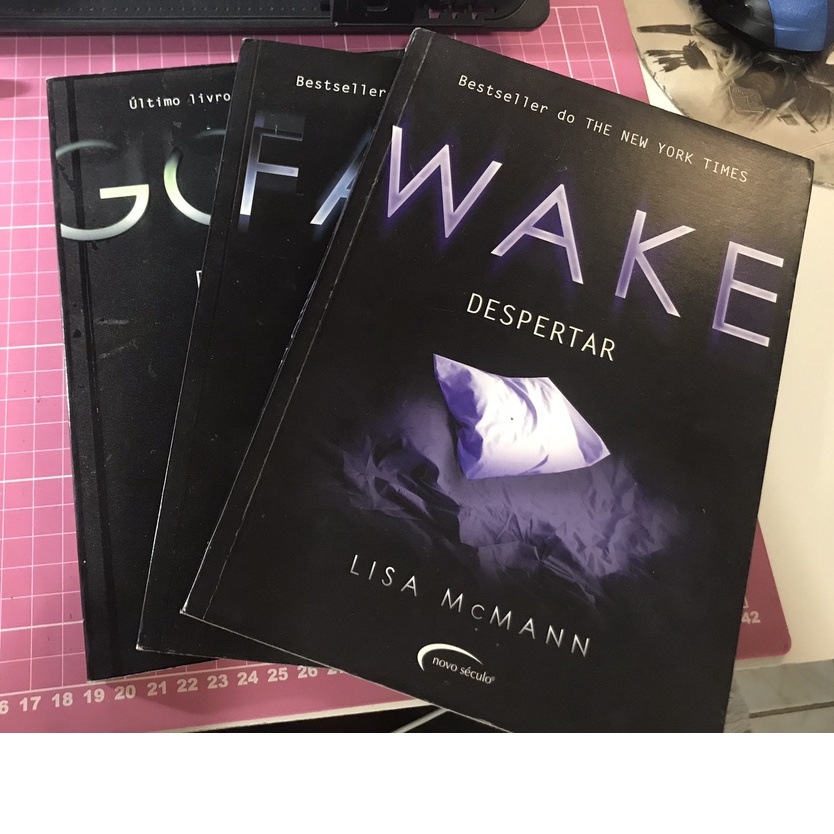 Livros trilogia Wake (Wake, Fade & Gone), Lisa McMann. | Shopee Brasil