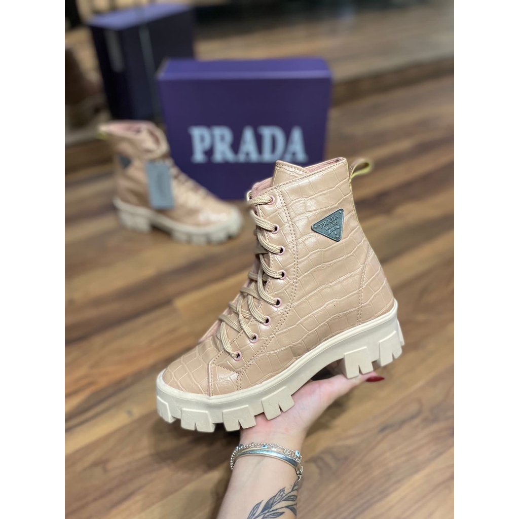 Bota Prada em couro escovado e Re-Nylon | Shopee Brasil