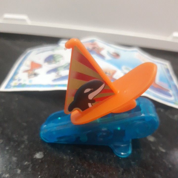 Foca surfando antigo kinder ovo | Shopee Brasil