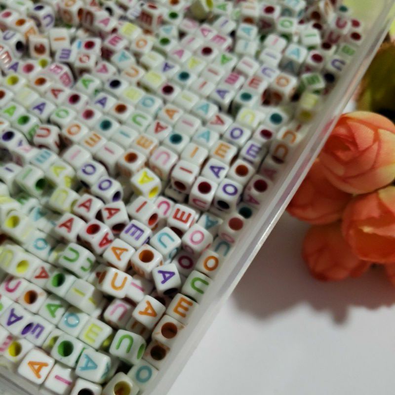 100gr de miçangas de letras Dado Cubo Branco Vogal Letra Colorida Para ...