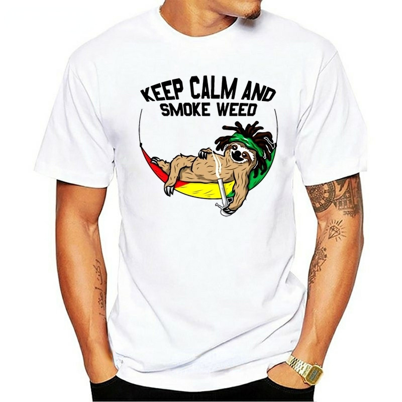 Mantenha A Calma E Fuma Erva Daninha-Preguiça Com Bong T Camisa Para ...