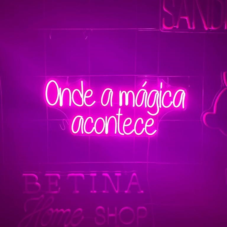Frase em Neon Led ONDE A MAGICA ACONTECE - 80 x 29cm Gigante Placa ...