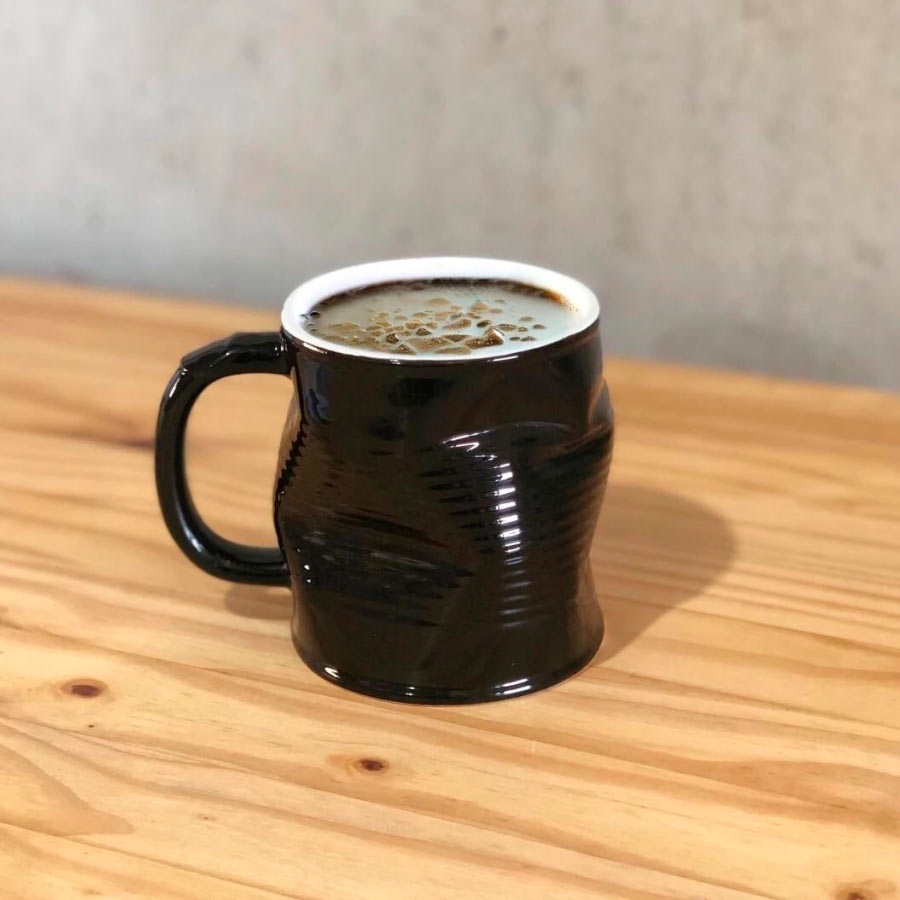 Caneca Ceraflame Lata Amassada Preta 320ml | Shopee Brasil