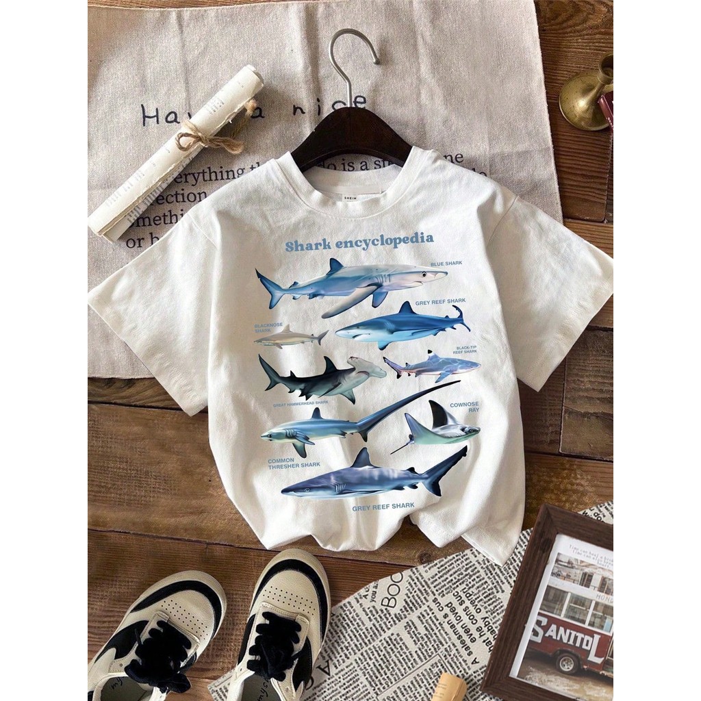 Camiseta casual feminina branca estampada com vida marinha de tubarão ...