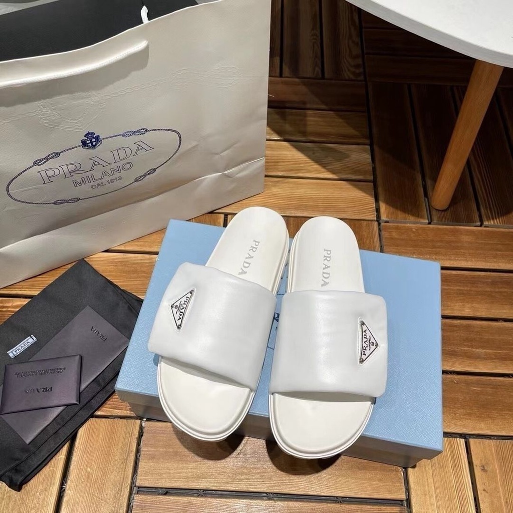 Prada 2023 Primavera e verão novo triângulo padrão de fundo plano para ...