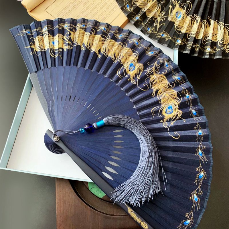 O pavão retra da família da pintura rasa, as penas douradas, a seda, o ...
