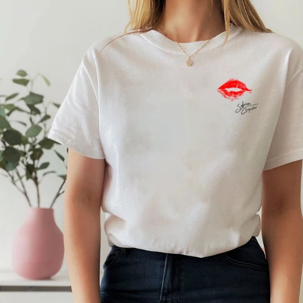 Camisa camiseta t-shirt básica "Sabrina Carpenter Kiss Assignature ...