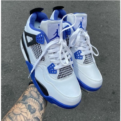 Tênis Nike Air Jordan 4 azul e branco. Variedade que se adapta ao seu ...