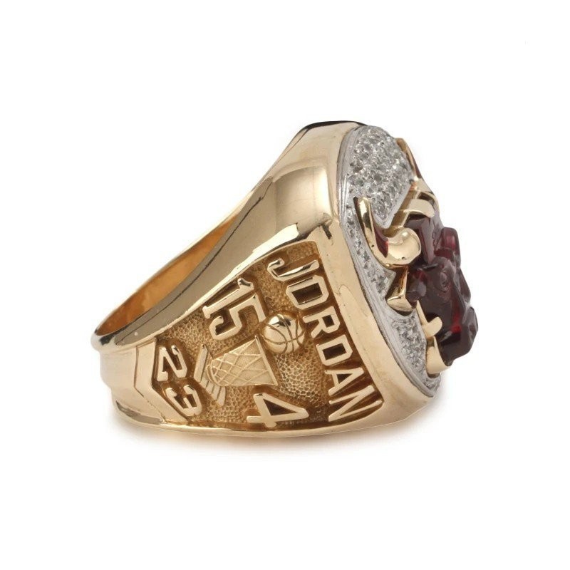 Os Campeões De 24 Horas Entregam Um Touro NBA B73H Champion League ring ...