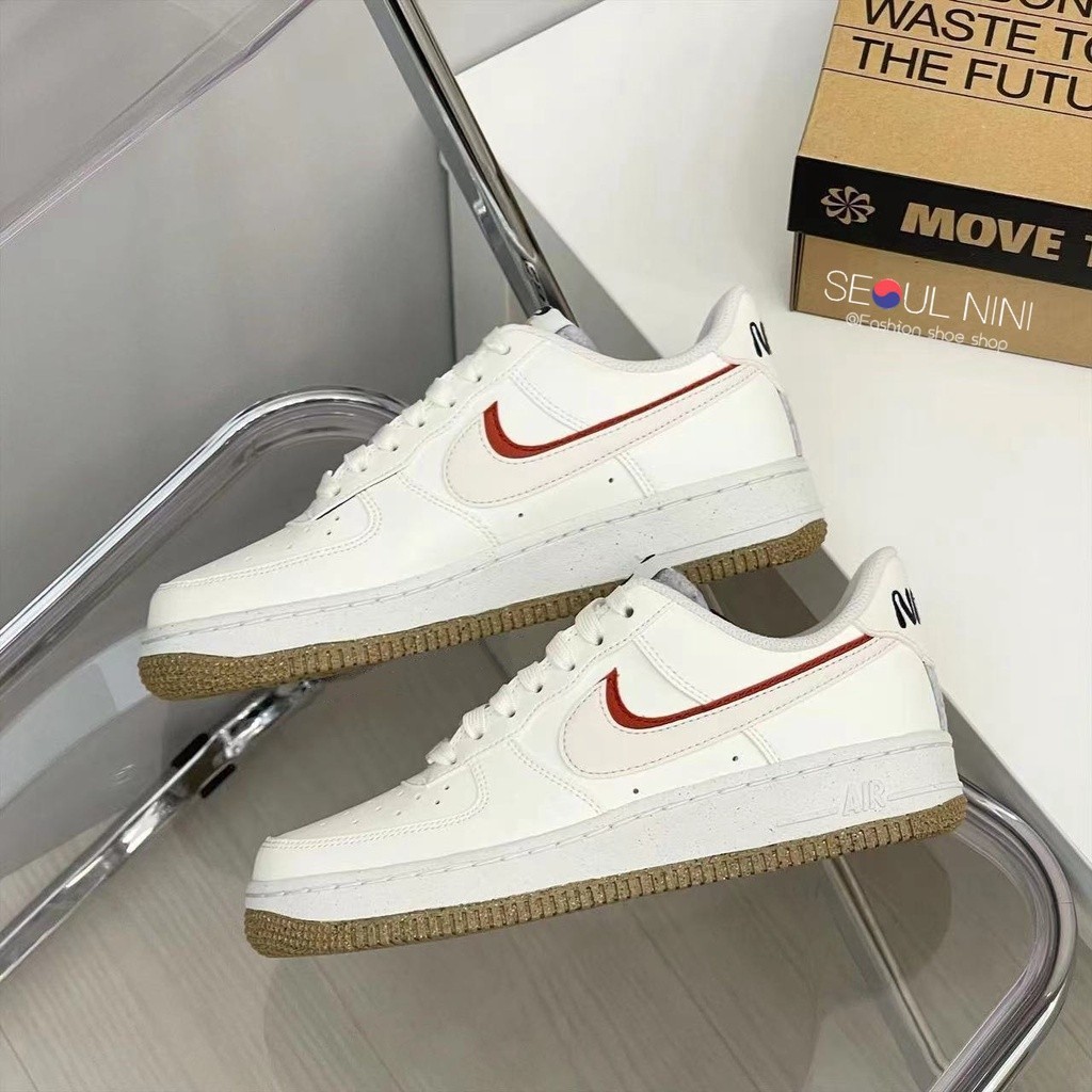Piggy NIKE AIR FORCE 1 82 fundo branco creme de fundo caramelo Base de ...