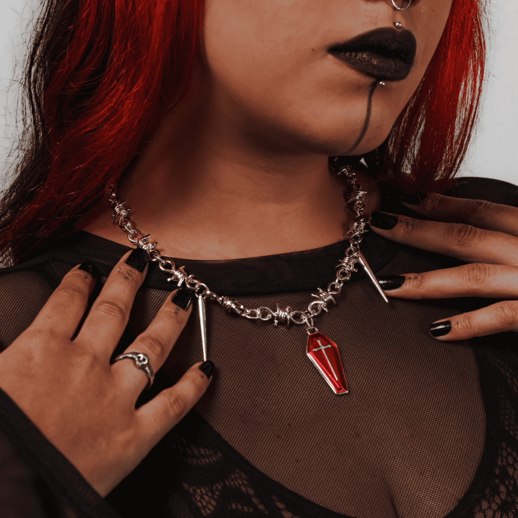 Colar Vampiro Gótico com Pingente de Caixão e Corrente Arame Farpado ...